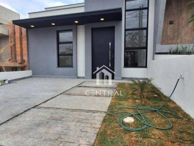 Casa com piscina em condomínio fechado