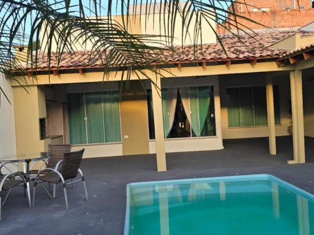 Casa com piscina em condomínio fechado, 3 quartos e 3 vagas
