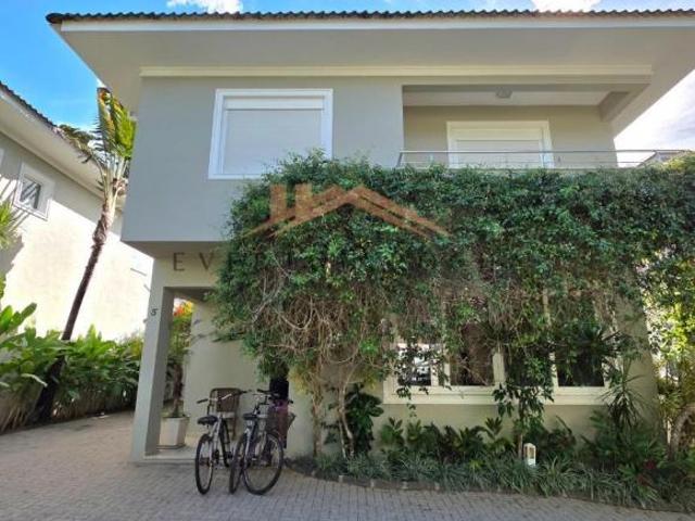 Casa com piscina em condomínio fechado à venda com 4 suítes, 250m² e 3 vagas