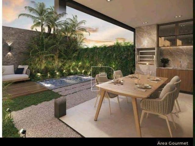 Casa com piscina em condomínio fechado na Granja Viana