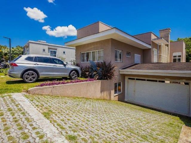 Casa com piscina em condomínio fechado no Campo Comprido