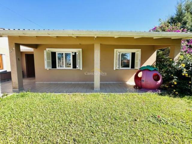 Casa com piscina em frente a Praça na praia de Atlântida Sul
