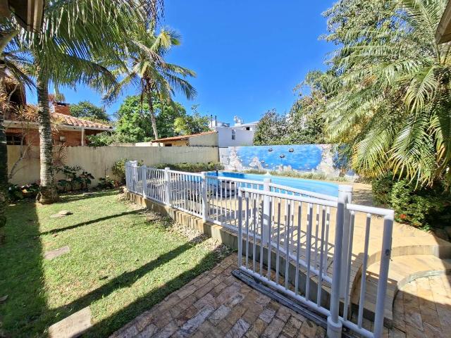 CASA COM PISCINA EM JURERÊ