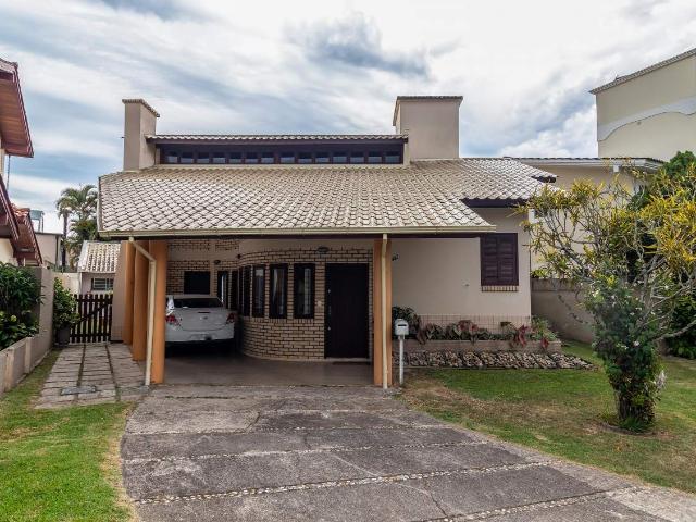 Casa com Piscina em Jurerê Internacional