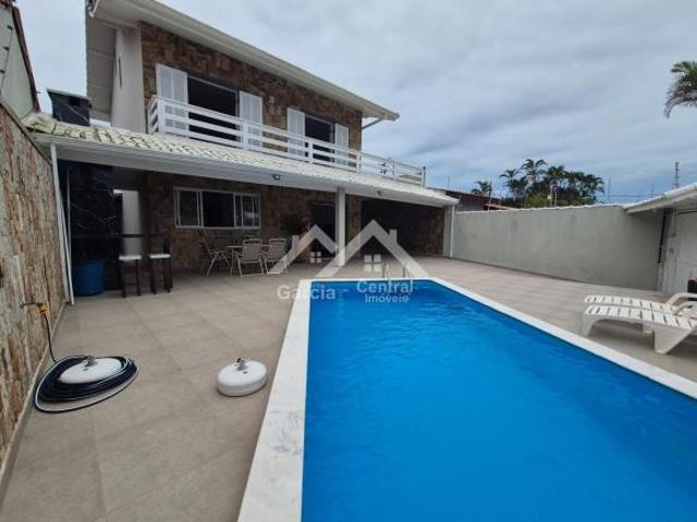 Casa com piscina em Peruíbe
