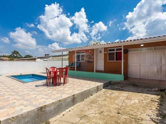 Casa com Piscina em Piraquara com área total de 634 m²