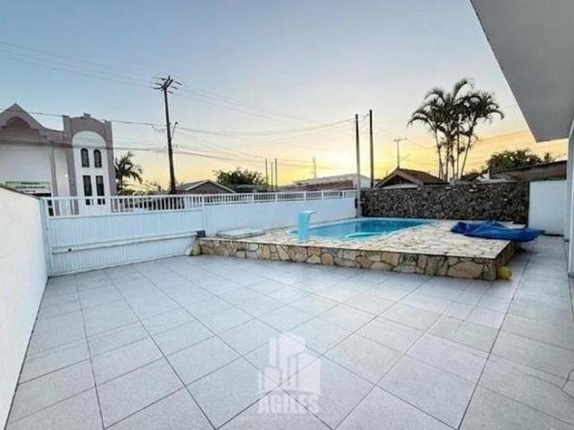 Casa com piscina em Praia de Leste