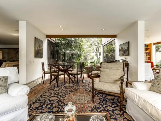 Casa com piscina em rua tranquila