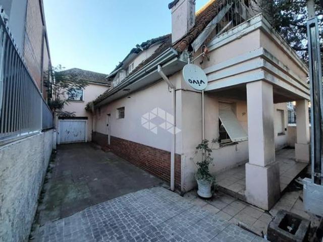 Casa com Piscina em Terreno Amplo 574m²