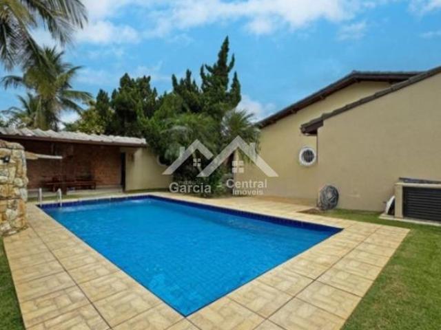Casa com piscina em terreno de 500mts² tendo 3 quartos sendo 1 suít