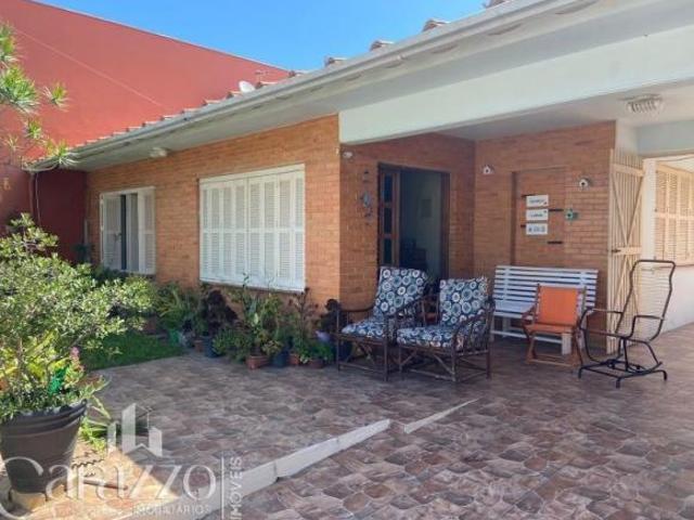 CASA COM PISCINA EM TRAMANDAÍ