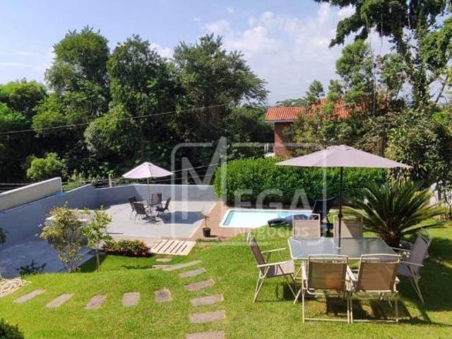 Casa com piscina, espaço gourmet e muito verde no Condomínio São Fernando Barueri