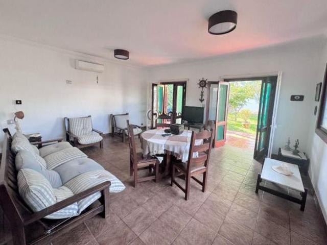 Casa com piscina, espaço gourmet, 3 quartos sendo 1 suíte à venda