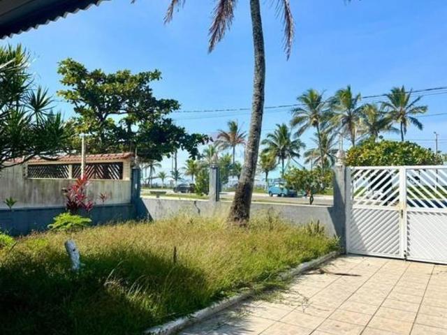 Casa com piscina frente Mar em Peruíbe