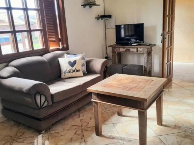 Casa com piscina localizada a duzentos e cinquenta metros do mar