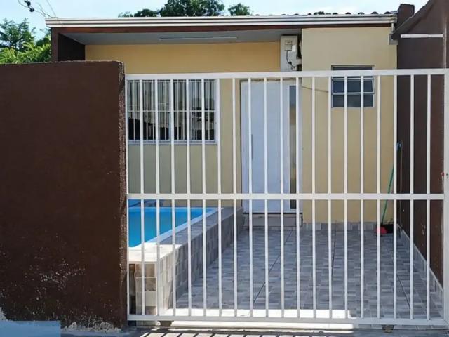 Casa com piscina para locação mensal a 500m do mar, em Matinhos, no Costa Azul