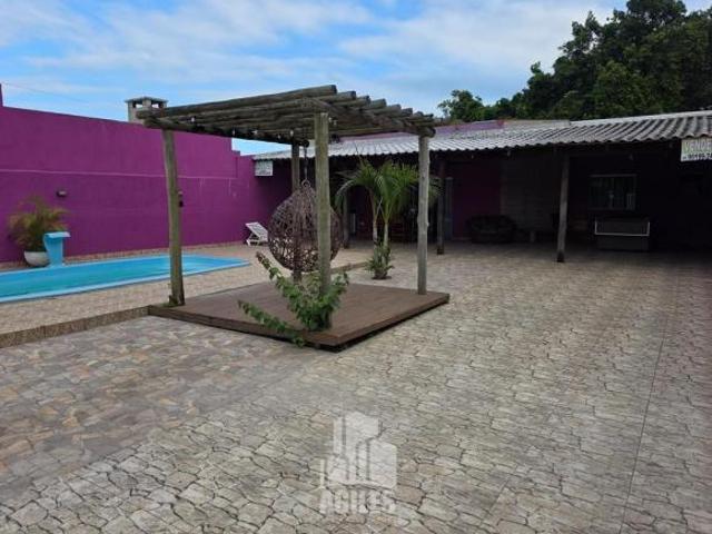 Casa com piscina para permuta em Matinhos