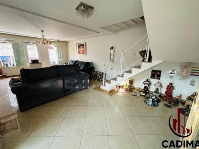 Casa com piscina para venda na Vila Guilhermina!