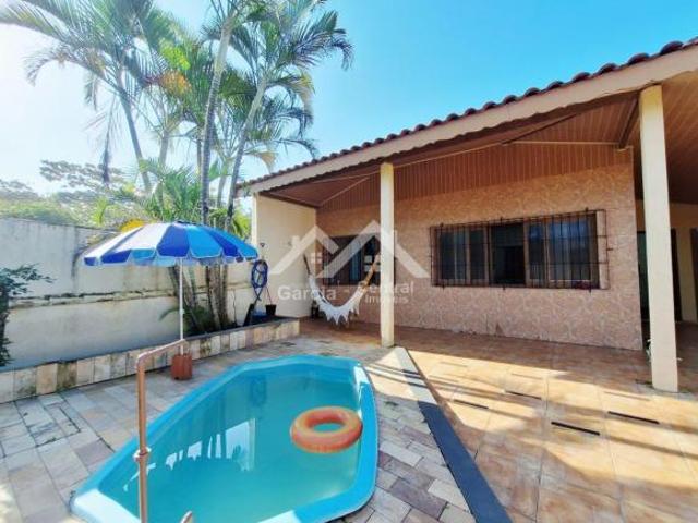 Casa com piscina perto da praia em Peruíbe