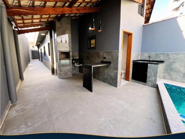 Casa com piscina poucos metros da praia