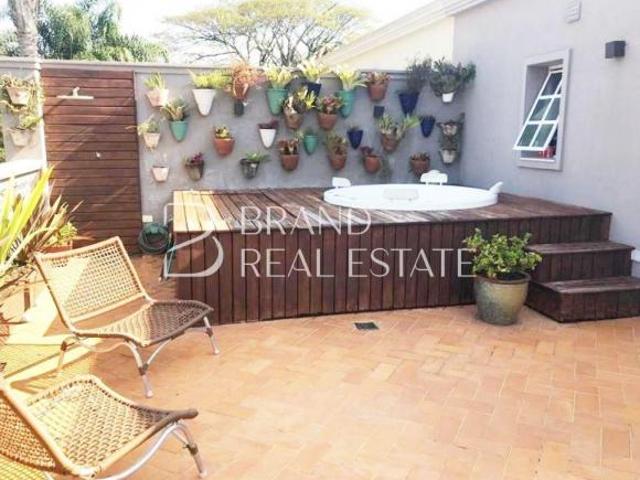 Casa com piscina privativa e espaço gourmet, em condomínio fechado, localizado Alto da Boa Vista