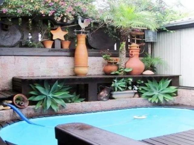Casa com PISCINA privativa em Condomínio Fechado