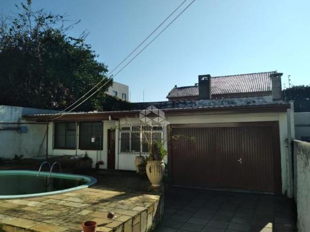 Casa com piscina próximo a PUC