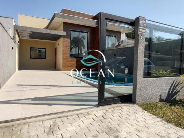 Casa com piscina proximo ao mar em Matinhos