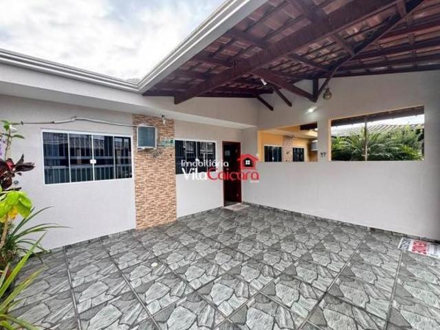 Casa com piscina próximo ao mar em Praia de Leste