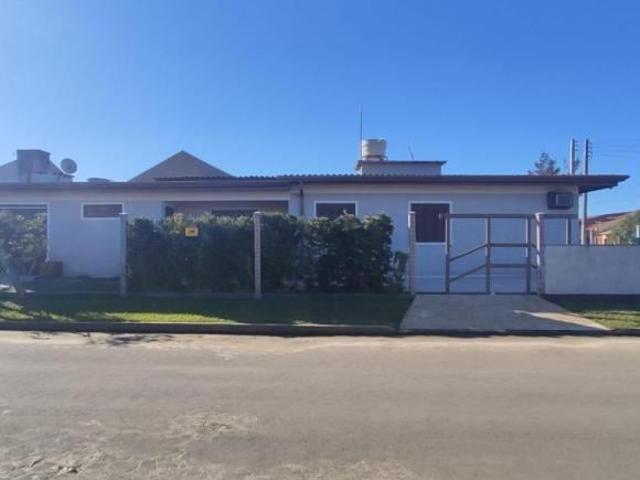 Casa com piscina próxima ao mar