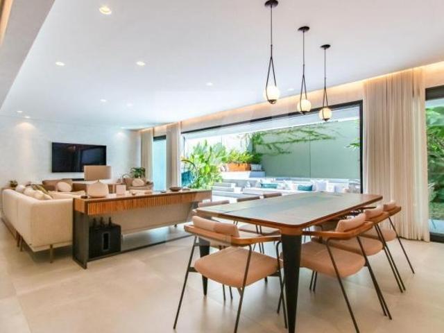 Casa com piscina, rooftop e totalmente mobiliada em condomínio no Brooklin!
