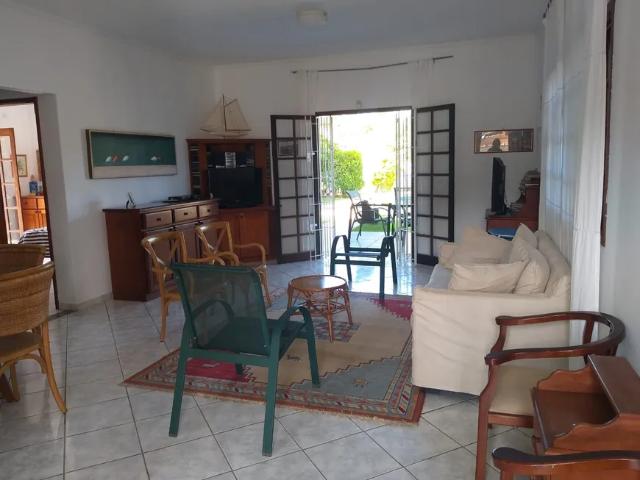 Casa com piscina, uma quadra da praia. Excelente negócio!