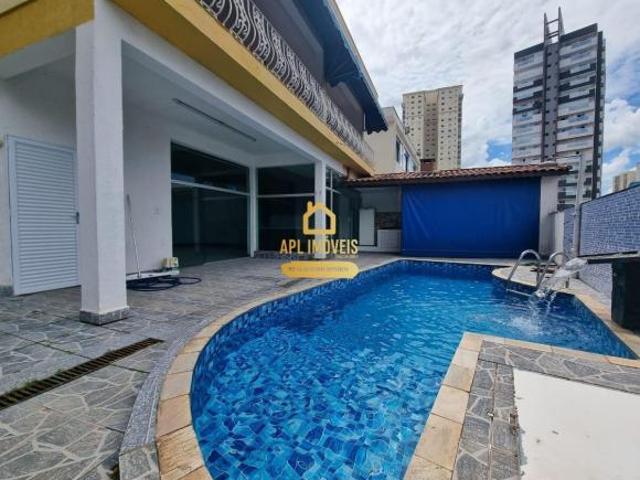 CASA COM PISCINA