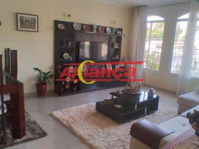 Casa com piscina, 2 dormts, sendo 1 suite. Próximo ao hosp. Stella Maris e Shopping Internacional