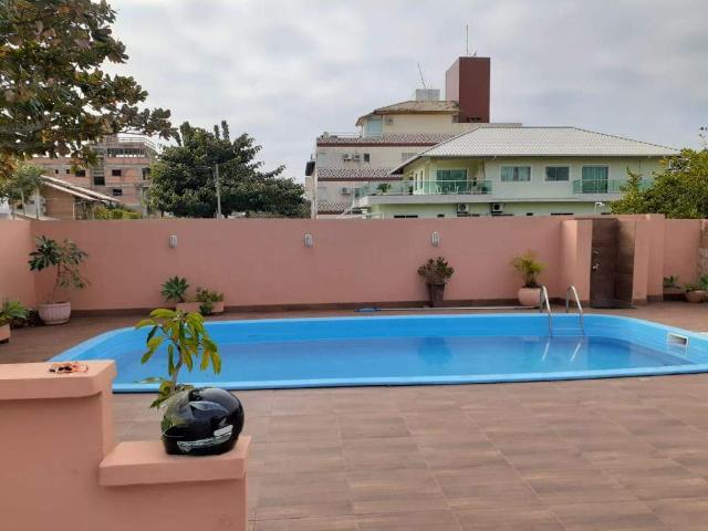 Casa com piscina, 300 metros do mar