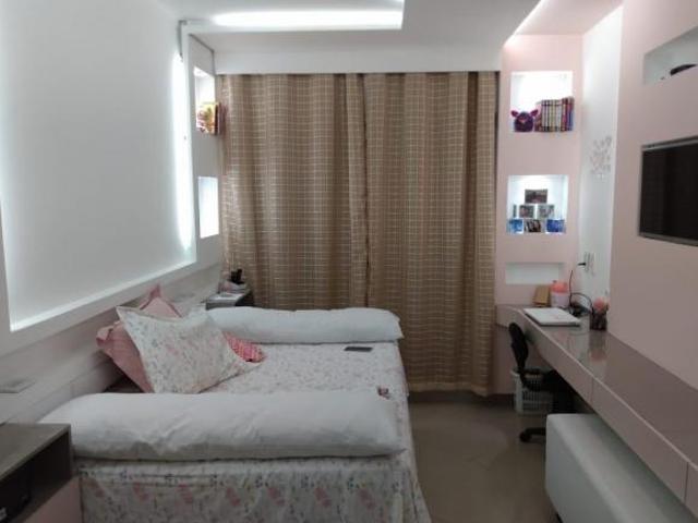 Casa com piscina, 3 quartos, salão de festa, cisterna e sistema solar