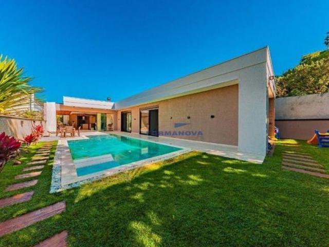Casa com Piscina, 4 Suítes à venda na Granja Viana Cotia/SP