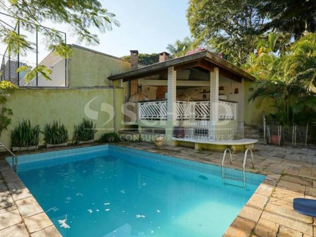 Casa com piscina 4 suítes 8 vagas 508m² de terreno 412m² de área construída no Campo Belo