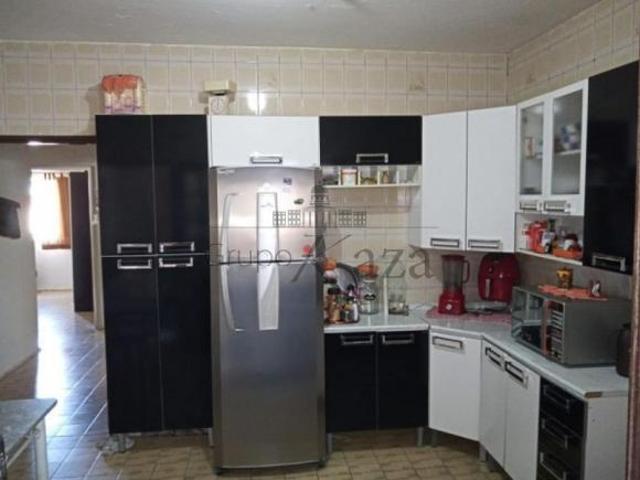 Casa com Ponto comercial e Edicula individual Bosque dos Eucaliptos 350m²