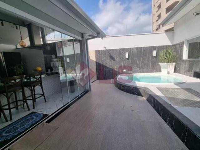 Casa com ponto comercial em região Central
