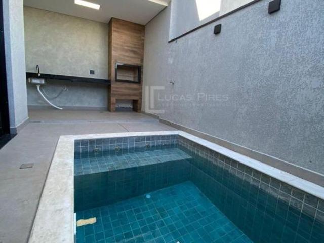 Casa com Porteira Fechada piscina e 03 quartos suíte no Condomínio Horto Florestal Villagio