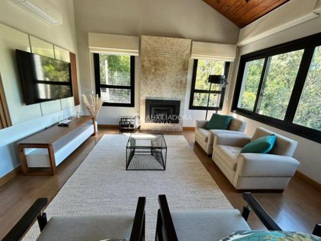 CASA COM POUQUÍSSIMO USO PRÓXIMO AO LAGO NEGRO!