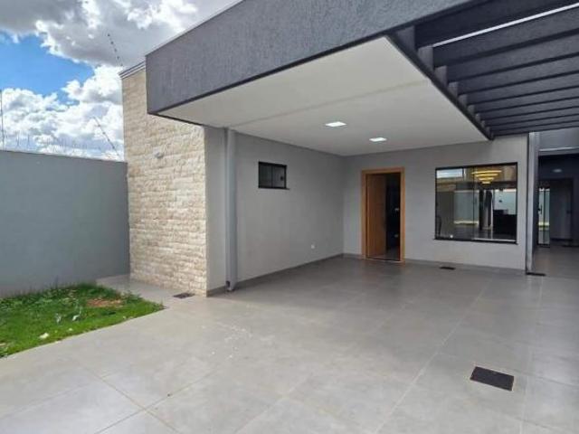 Casa com planejados e piscina no Rita Vieira