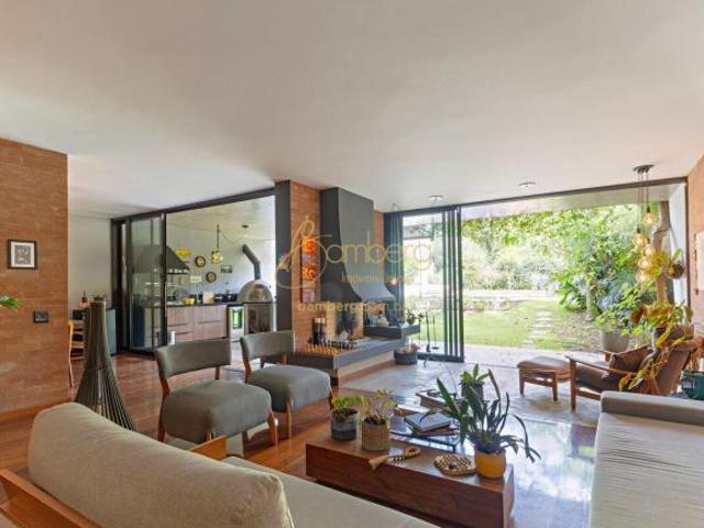 Casa com planta inteligente, ambientes integrados e de muito bom gosto