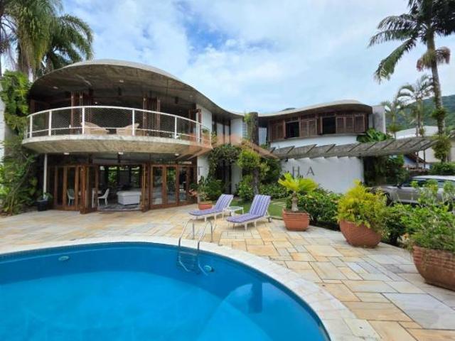 Casa com projeto modernista na praia de Juquehy com 5 dormitórios e piscina