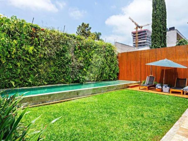 Casa com projeto Bi Crisóstomo e décor de Sig Bergamin no Jardim Europa