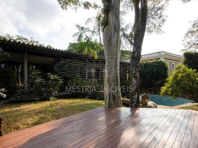 Casa com projeto renomado situada na melhor rua do bairro!