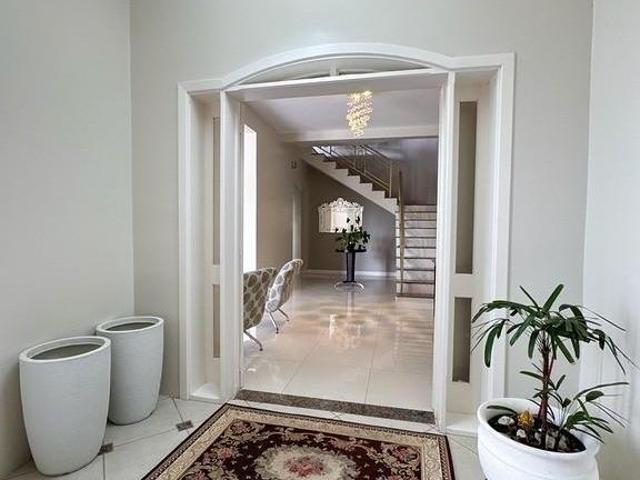 CASA COM QUATRO DORMITÓRIOS NO CINQUENTENÁRIO