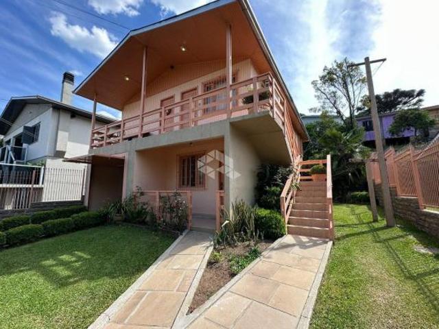 Casa com quatro dormitórios no Bairro São Francisco em Farroupilha