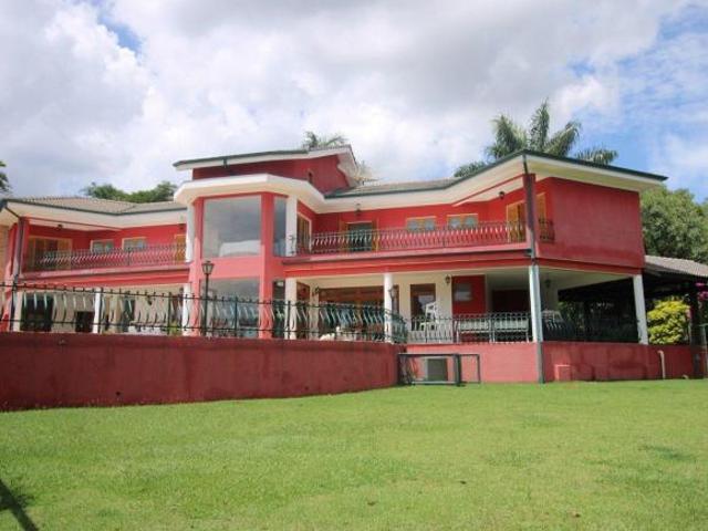 Patrimônio do Carmo Casa com Quatro Suítes, Campo de Futebol e Pomar